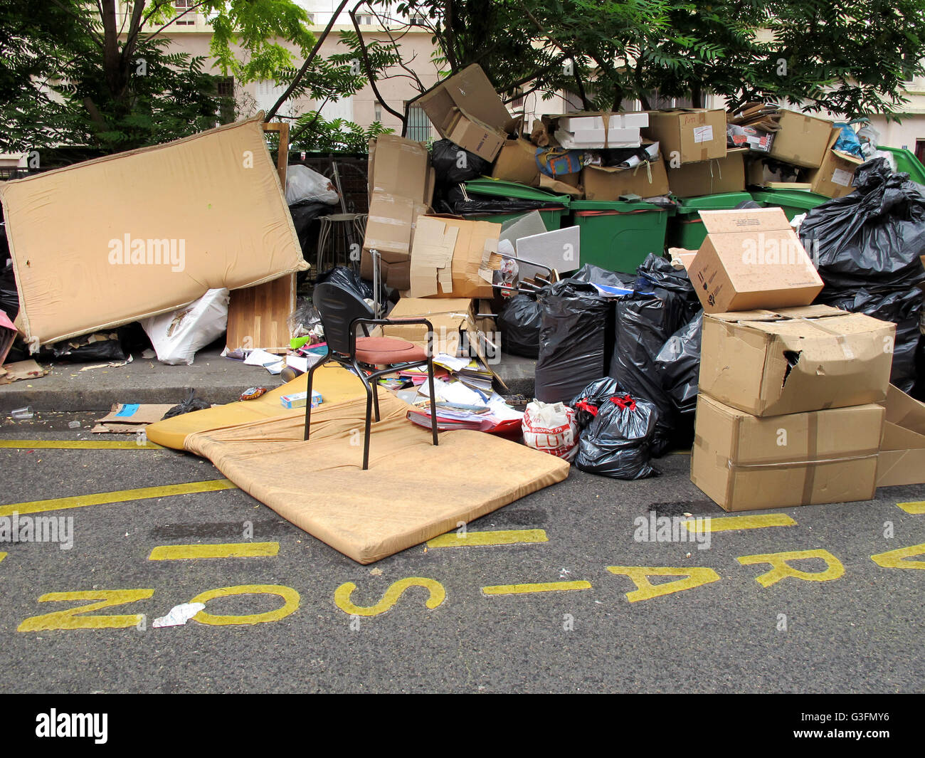 Strike of garbage collection, Paris, 75006, France Stock Photo - Alamy