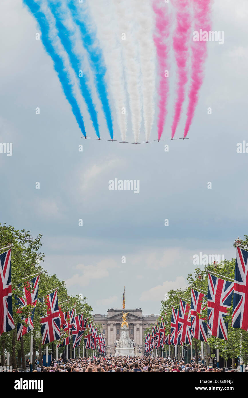 Queens birthday flypast hi-res stock photography and images - Alamy