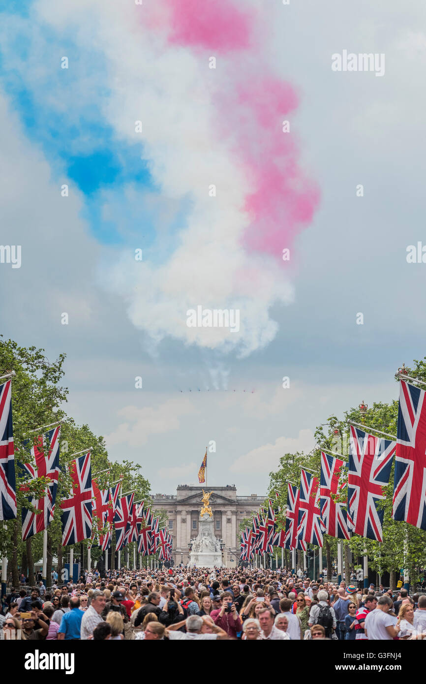 Queens birthday flypast hi-res stock photography and images - Alamy