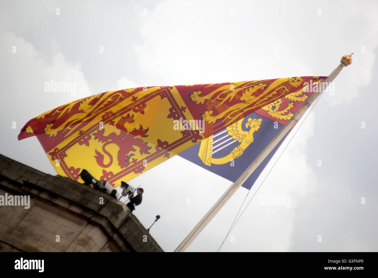 Buckingham palace roof hi-res stock photography and images - Alamy
