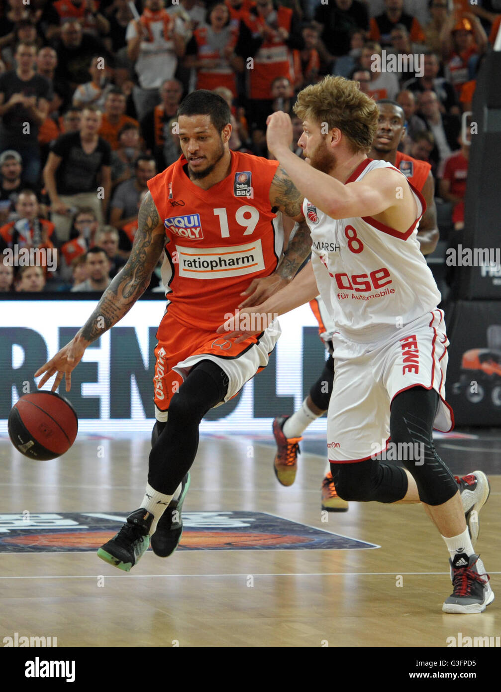 Ulm's Chris Babb (l) and Bamberg's Lucca Staiger in action during the ...
