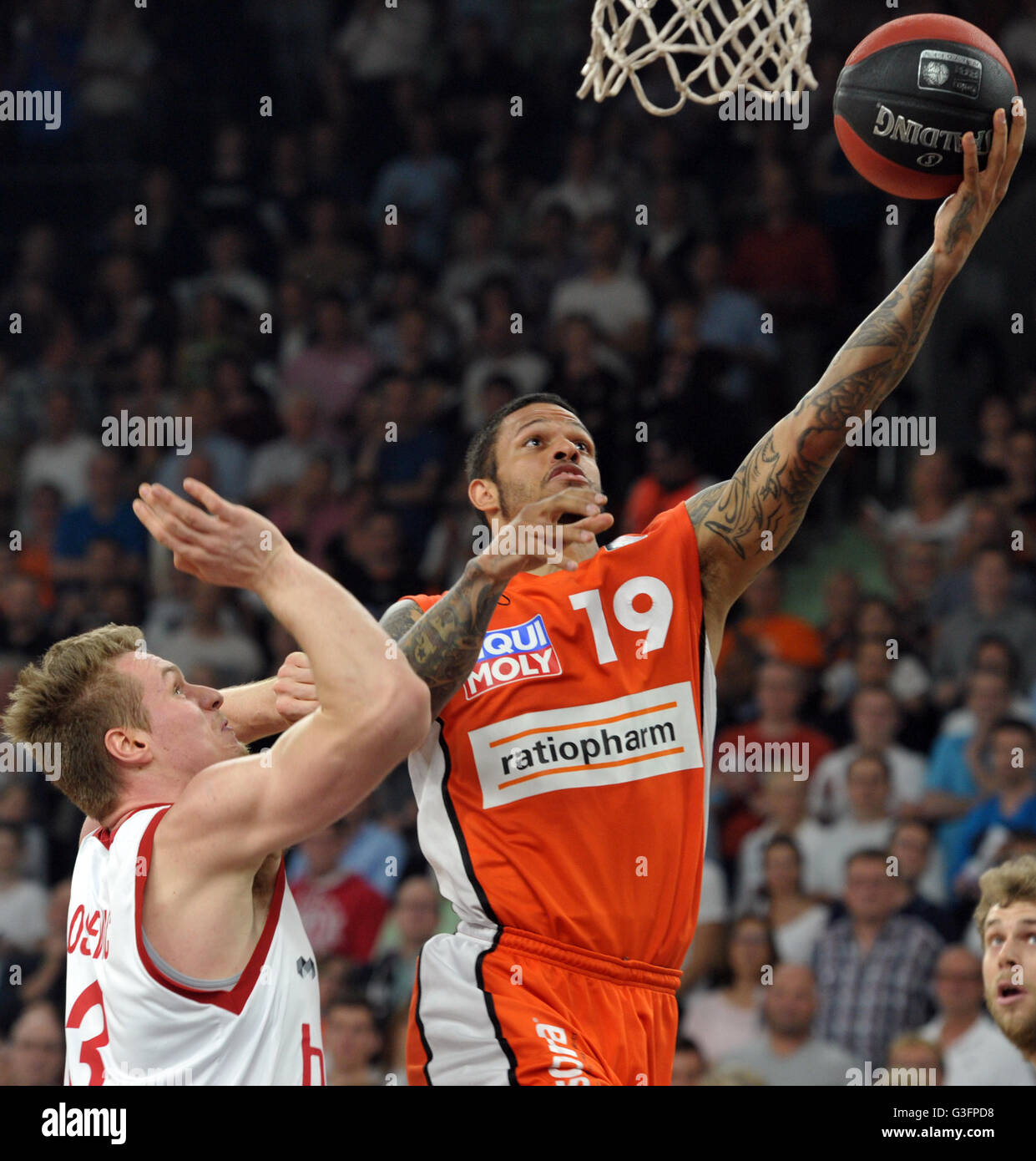 Ulm's Chris Babb (r) and Bamberg's Leon Radosevic in action during the ...
