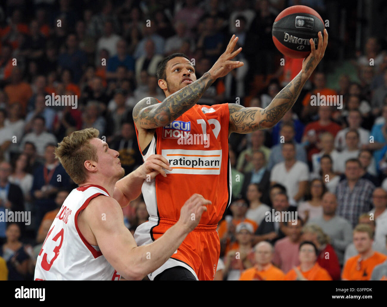 Ulm's Chris Babb (r) and Bamberg's Leon Radosevic in action during the ...