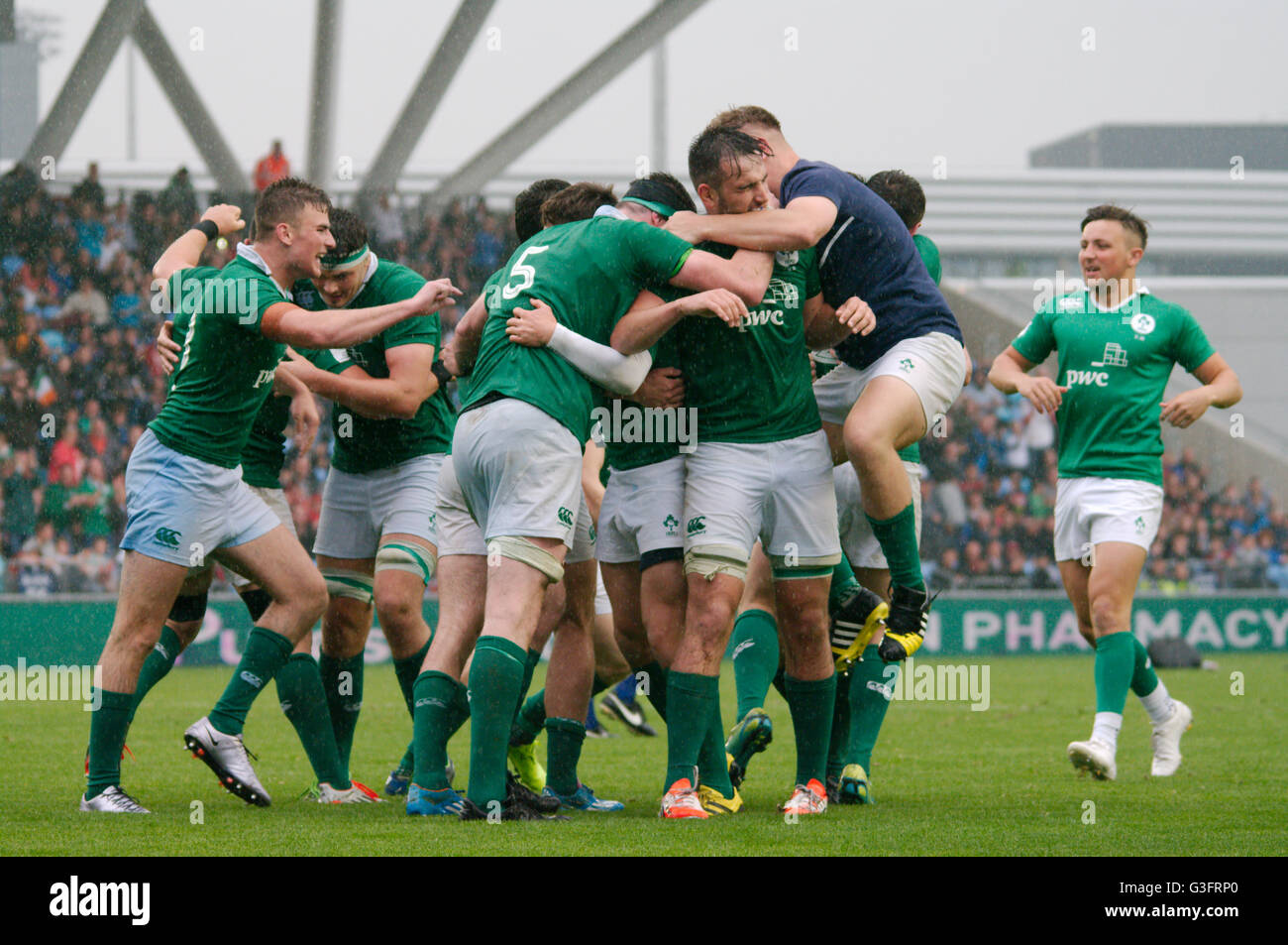 Rugby players hugging hi-res stock photography and images - Alamy