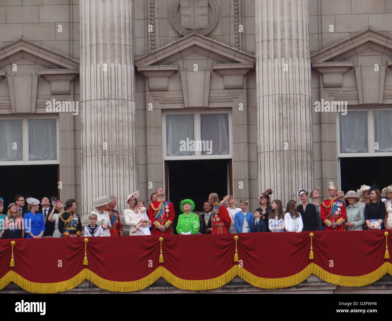 The Royal family on the balcony of Buckinghem Palace to watch the RAF ...