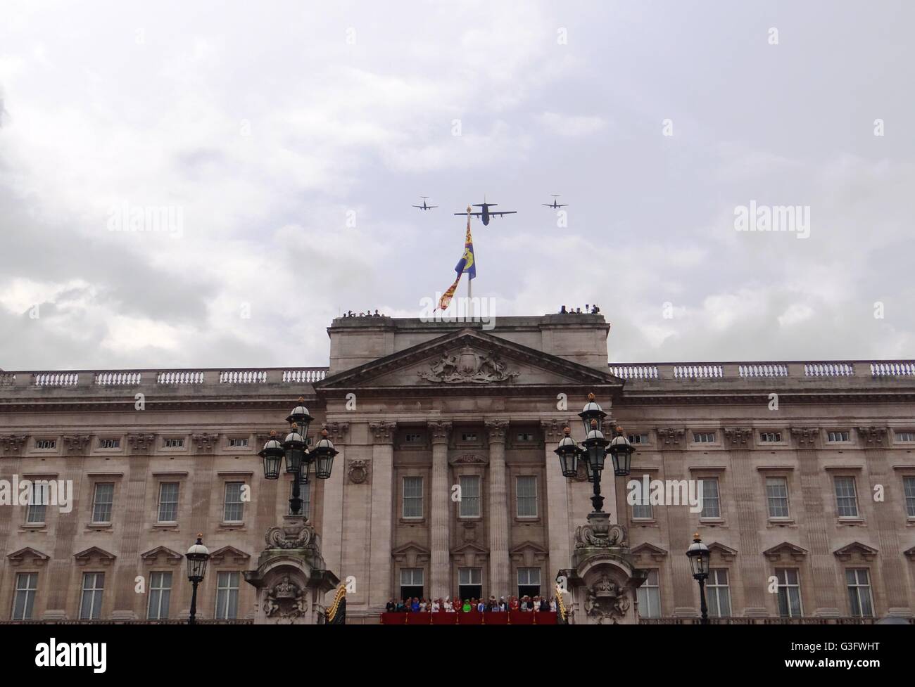 The Royal family on the balcony of Buckinghem Palace to watch the RAF ...