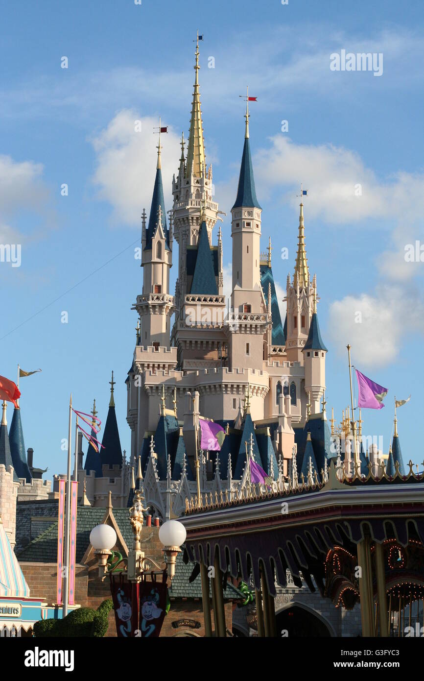 Cinderellas castle magic kingdom hi-res stock photography and images ...