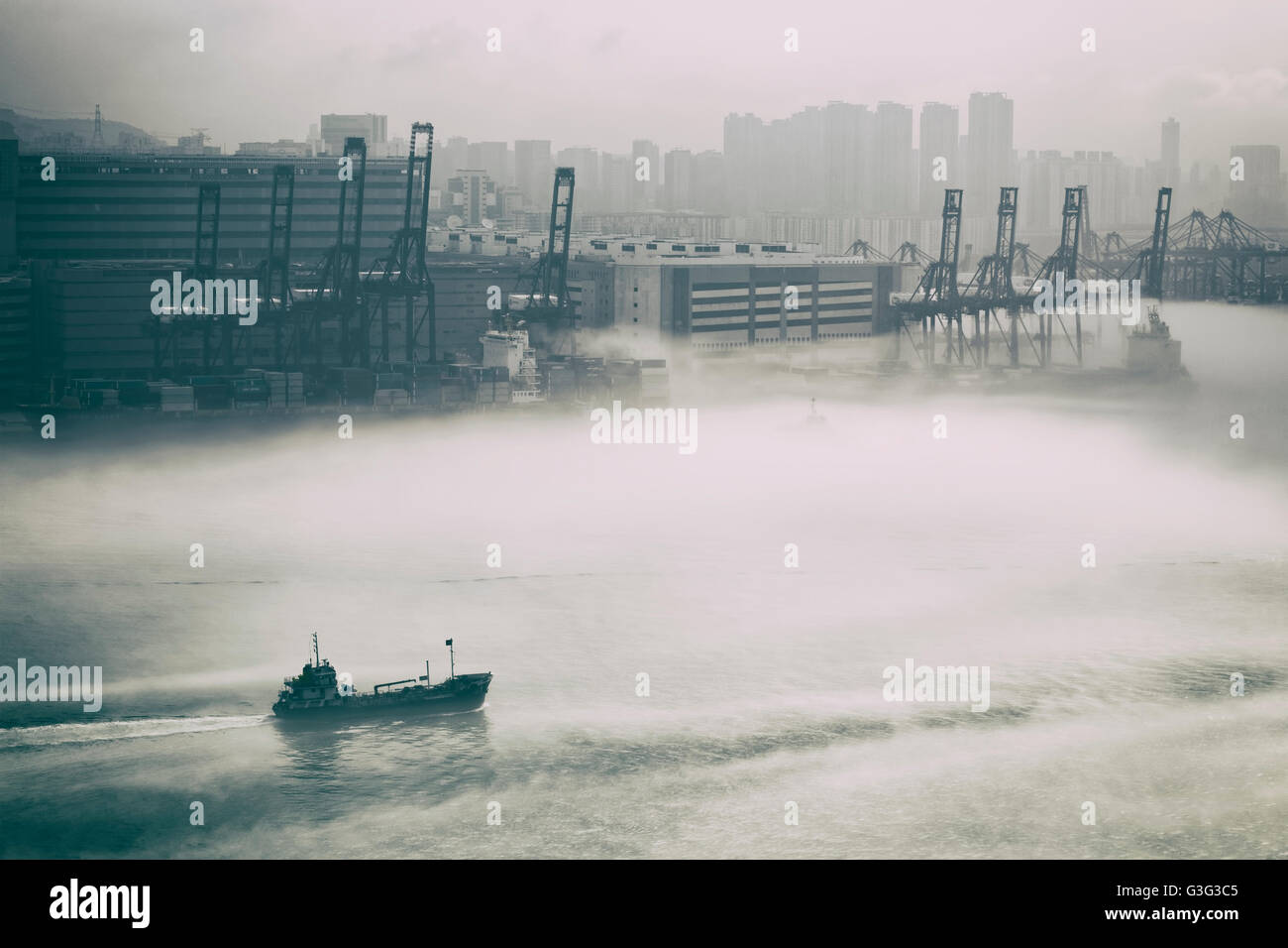 Cargo boat fog port hi-res stock photography and images - Alamy