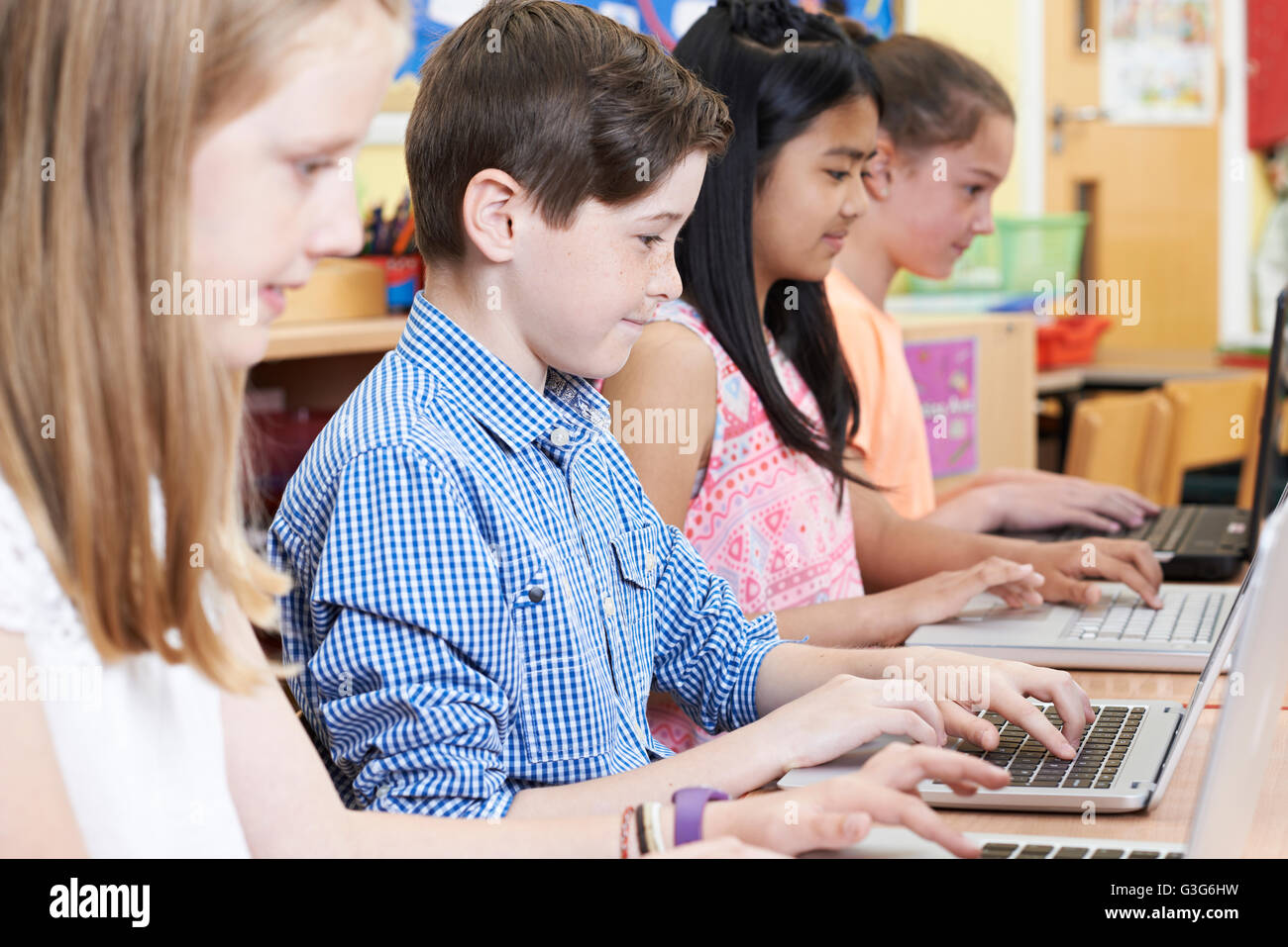 Group Of Elementary School Children In Computer Class Stock Photo - Alamy