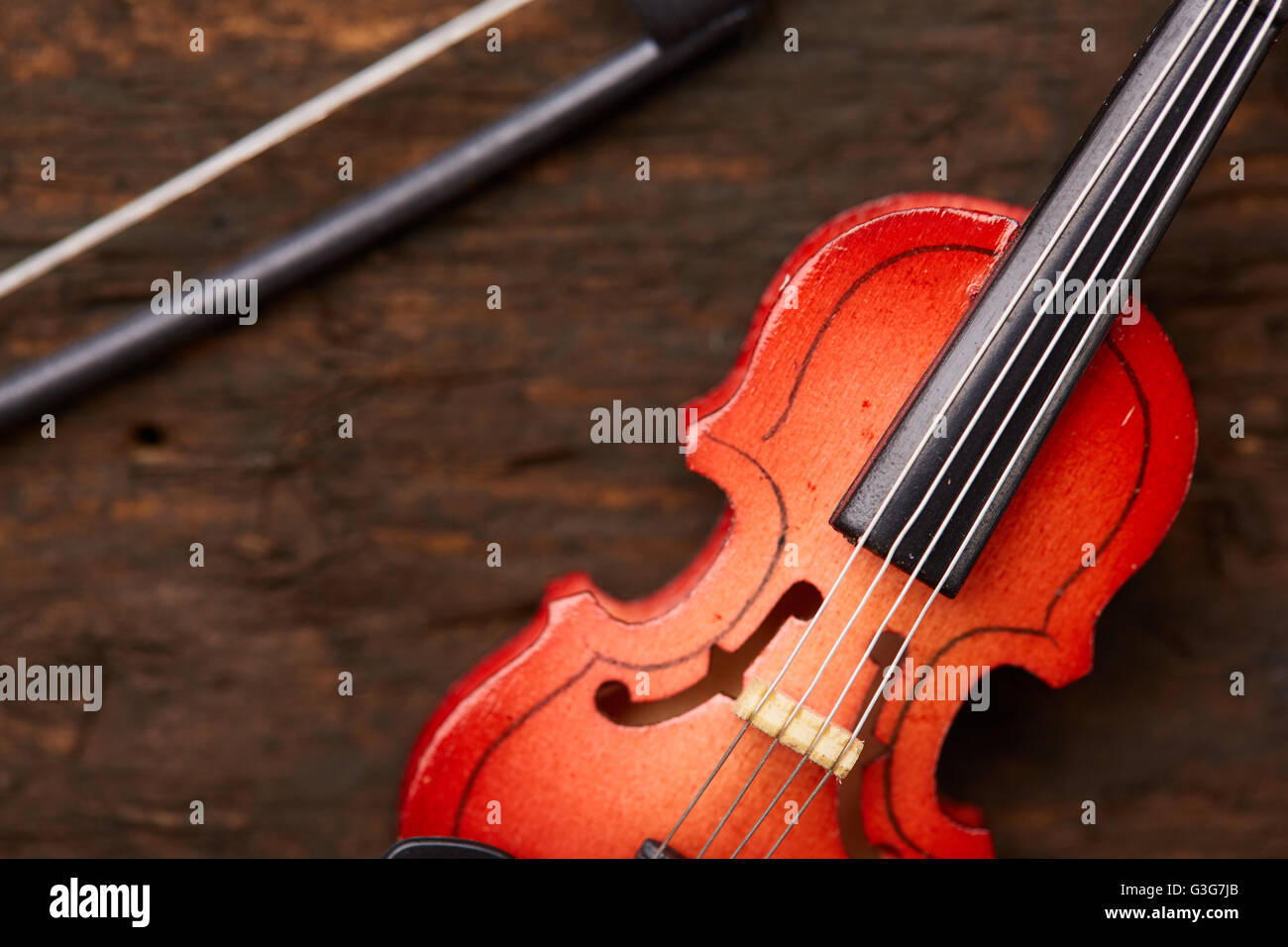 violin on a wooden background Stock Photo - Alamy