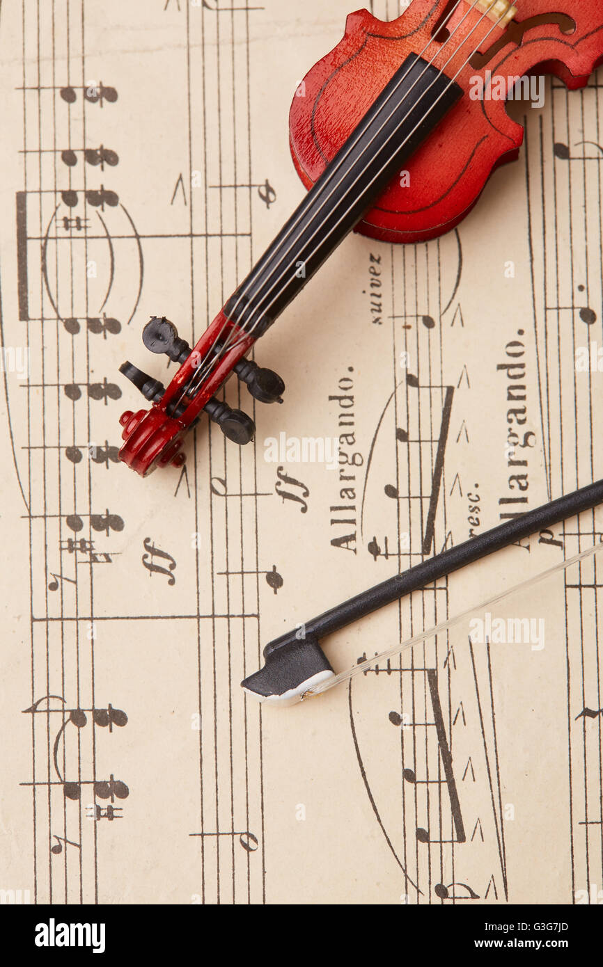 violin on of notes background Stock Photo - Alamy