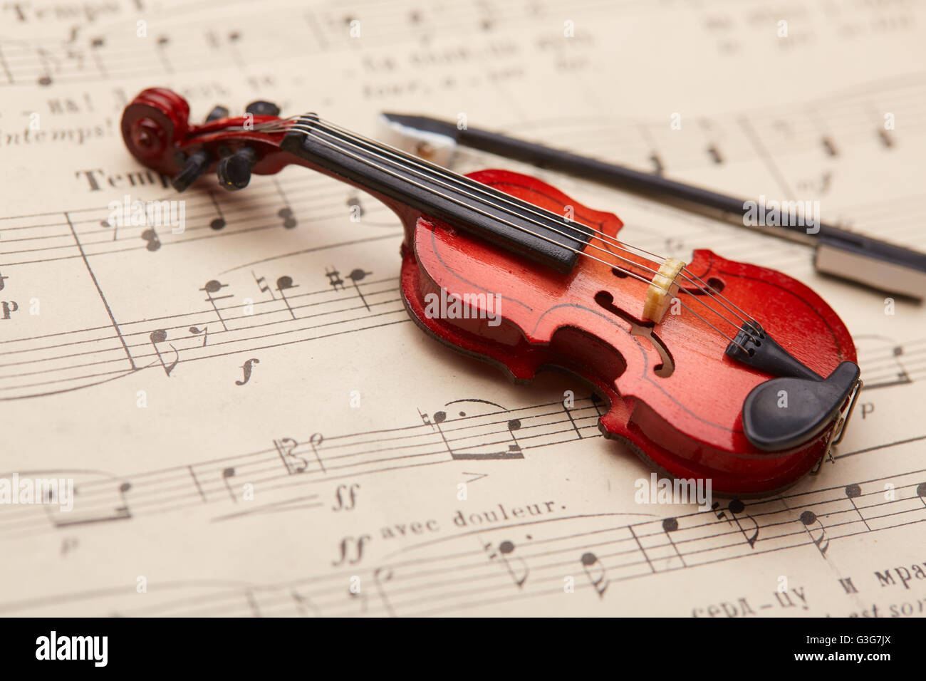 Background music notes violin hi-res stock photography and images - Alamy
