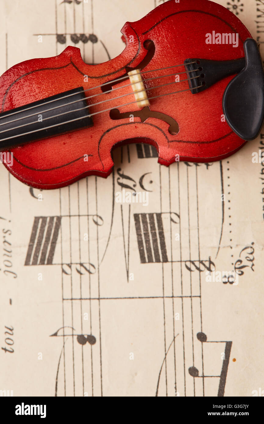 violin on of notes background Stock Photo - Alamy