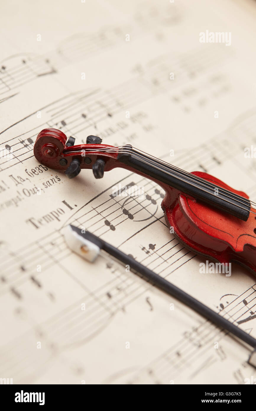 violin on of notes background Stock Photo - Alamy