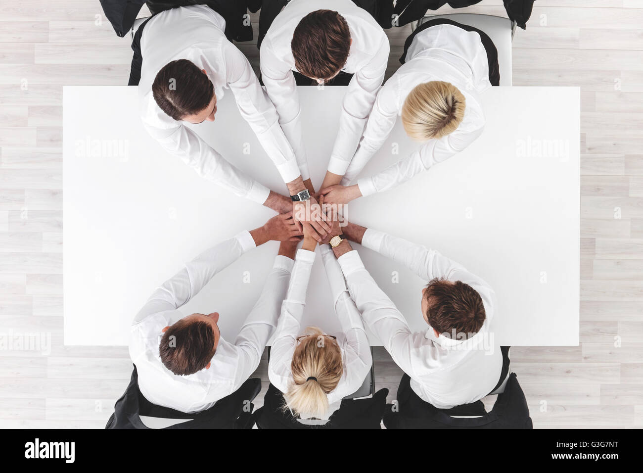 Team meeting around table hi-res stock photography and images - Alamy
