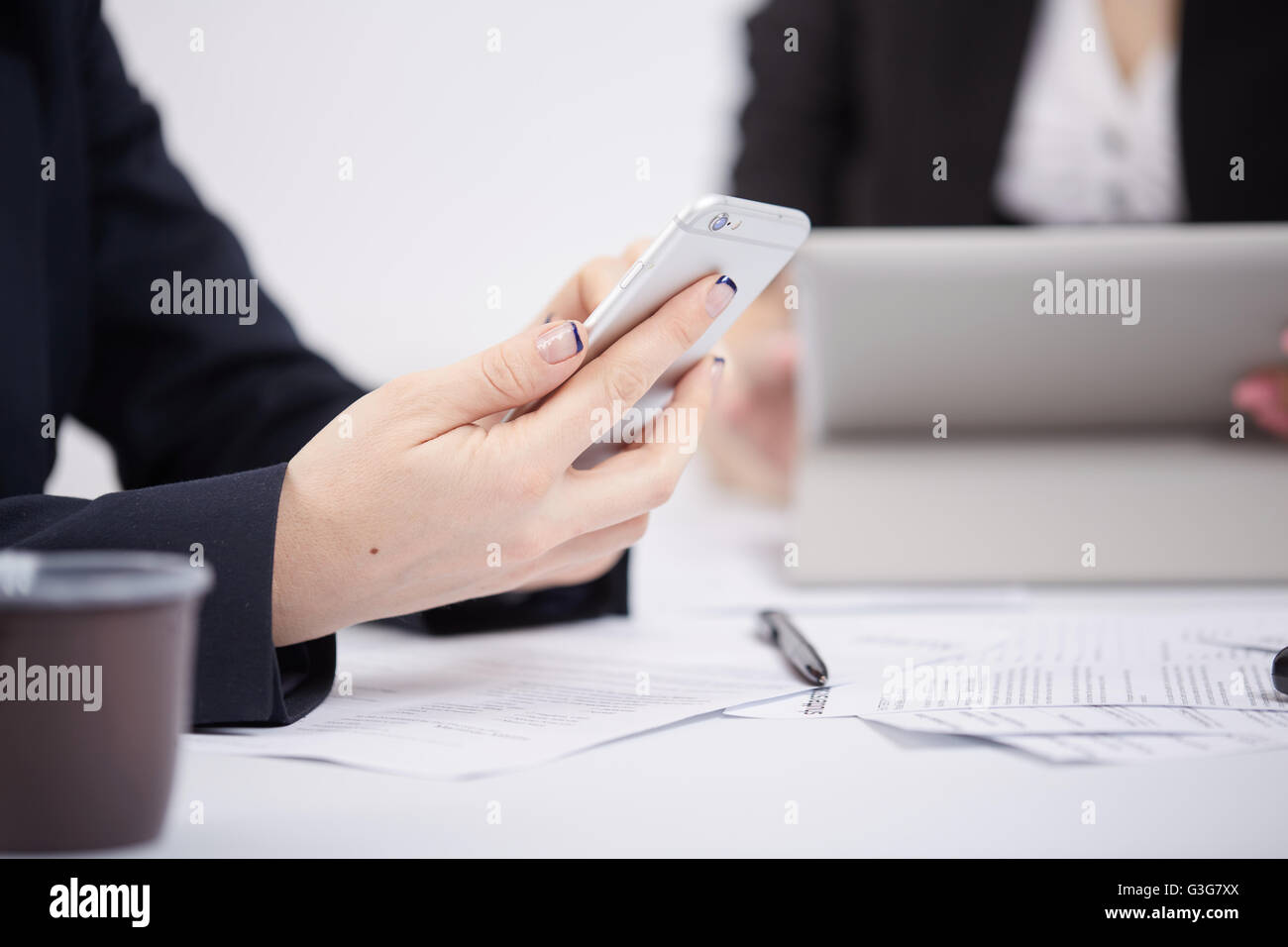 mobile phone in the women's hands Stock Photo - Alamy