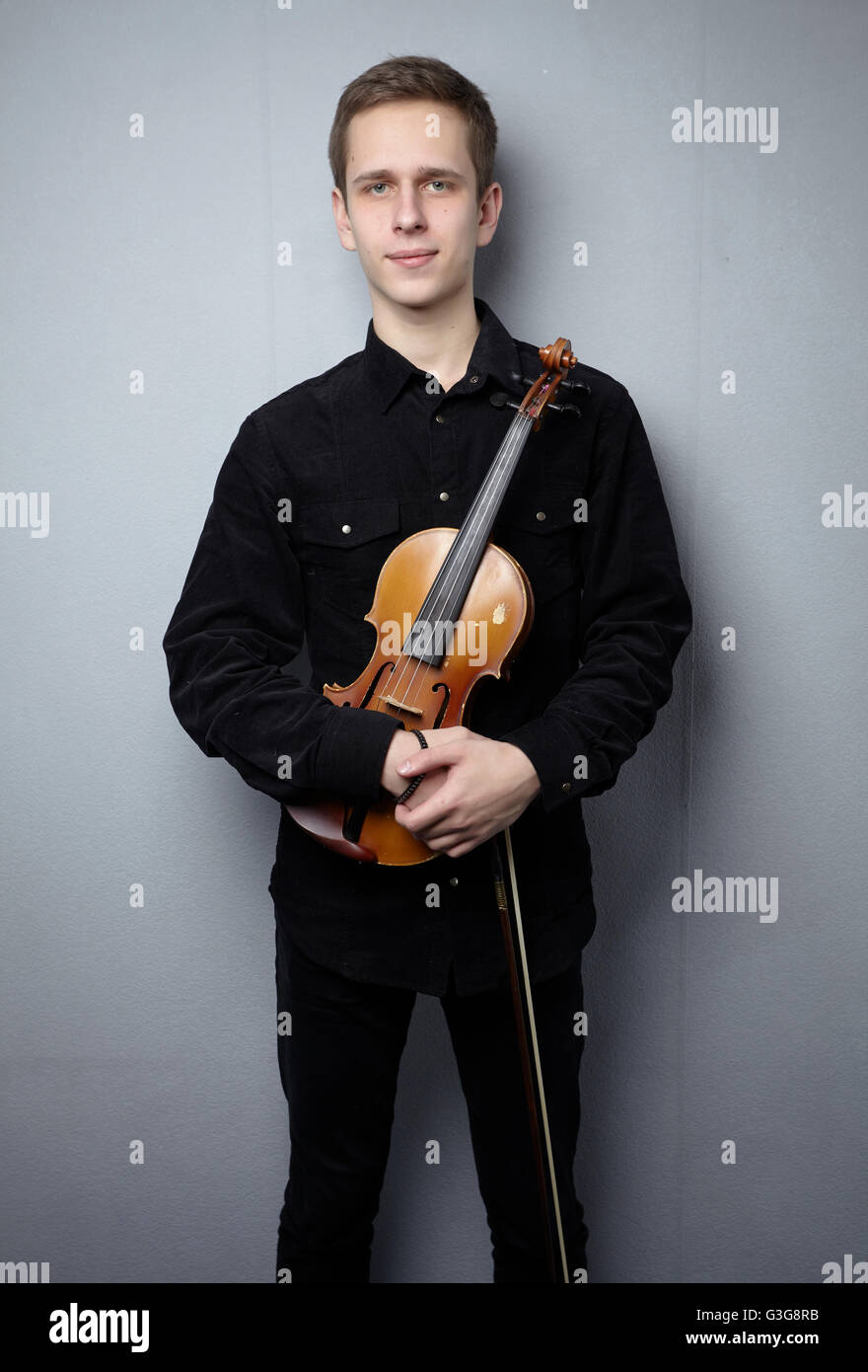 man playing violin close-up Stock Photo - Alamy