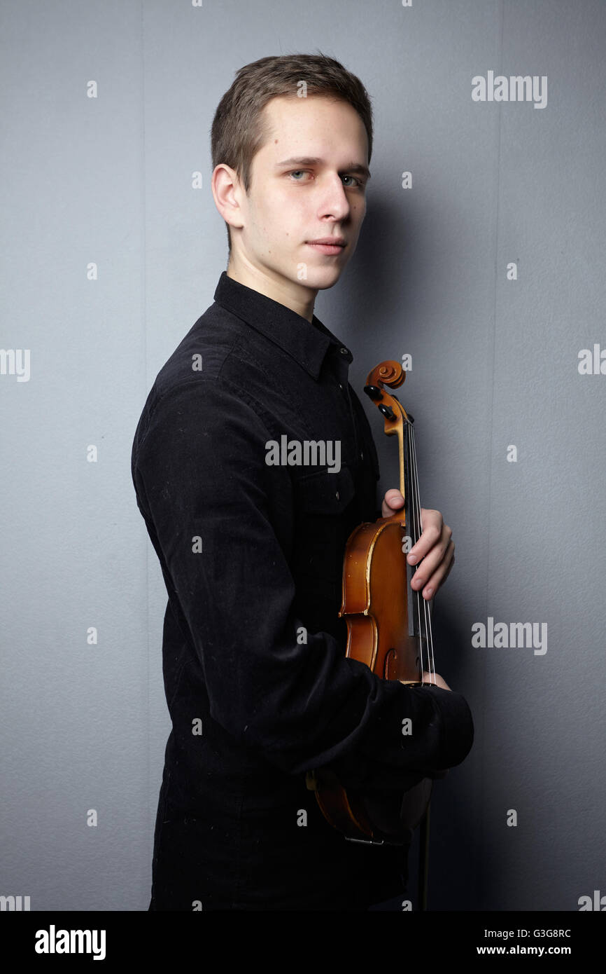 man playing violin close-up Stock Photo - Alamy