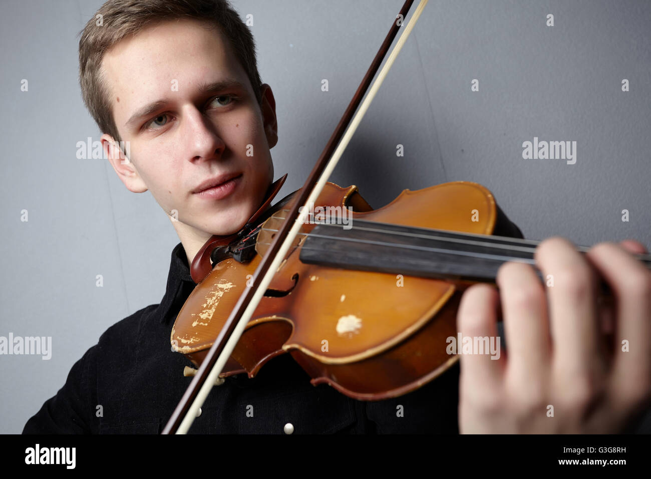man playing violin close-up Stock Photo - Alamy