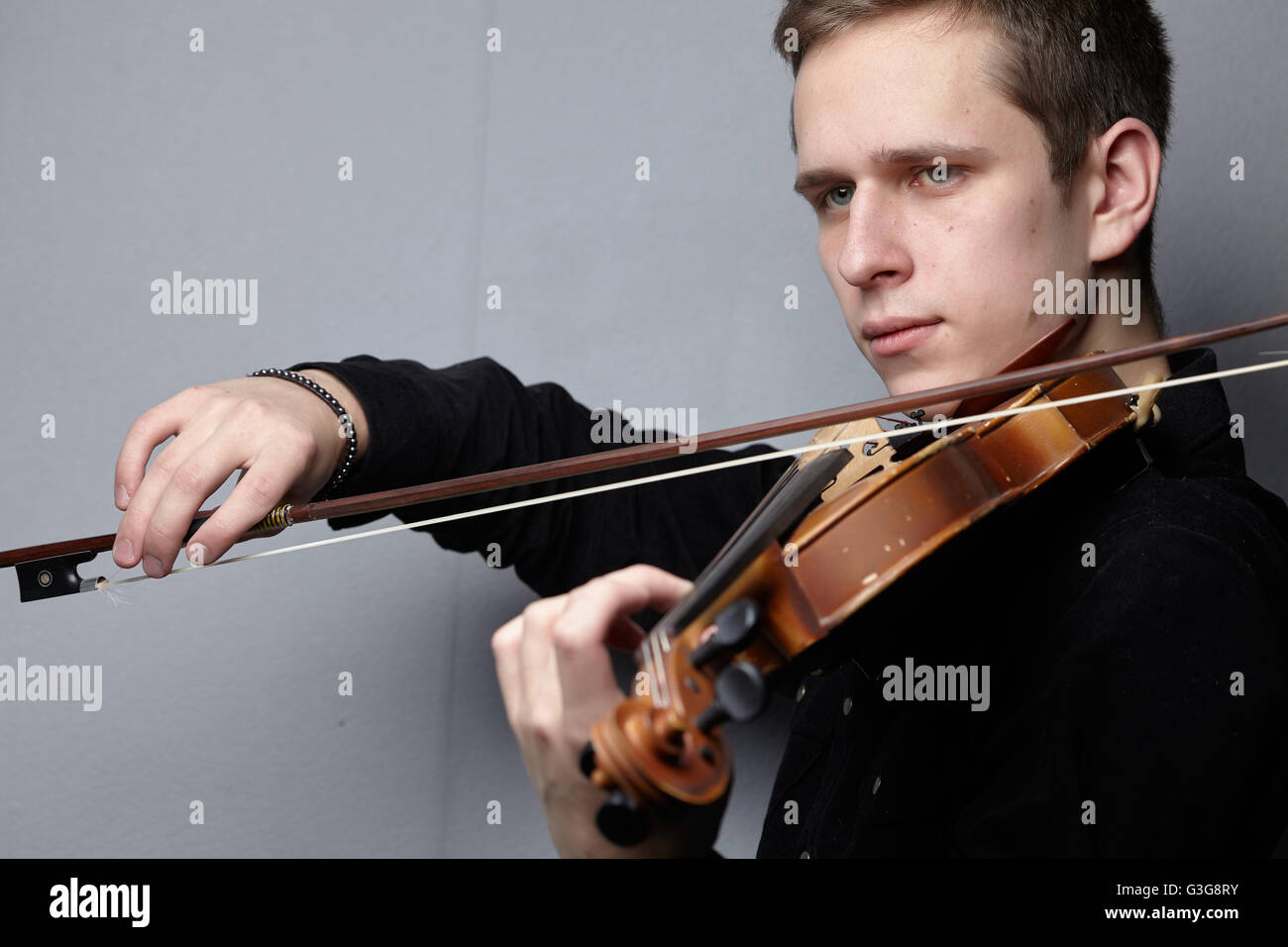 man playing violin close-up Stock Photo - Alamy