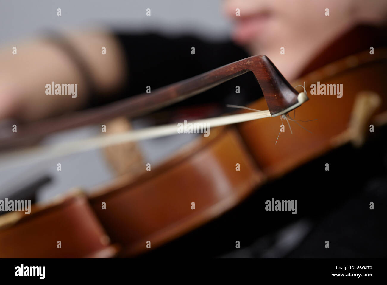playing the violin close-up Stock Photo - Alamy