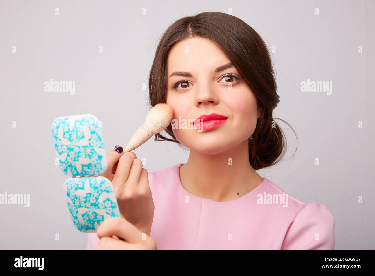woman apply blush Stock Photo - Alamy