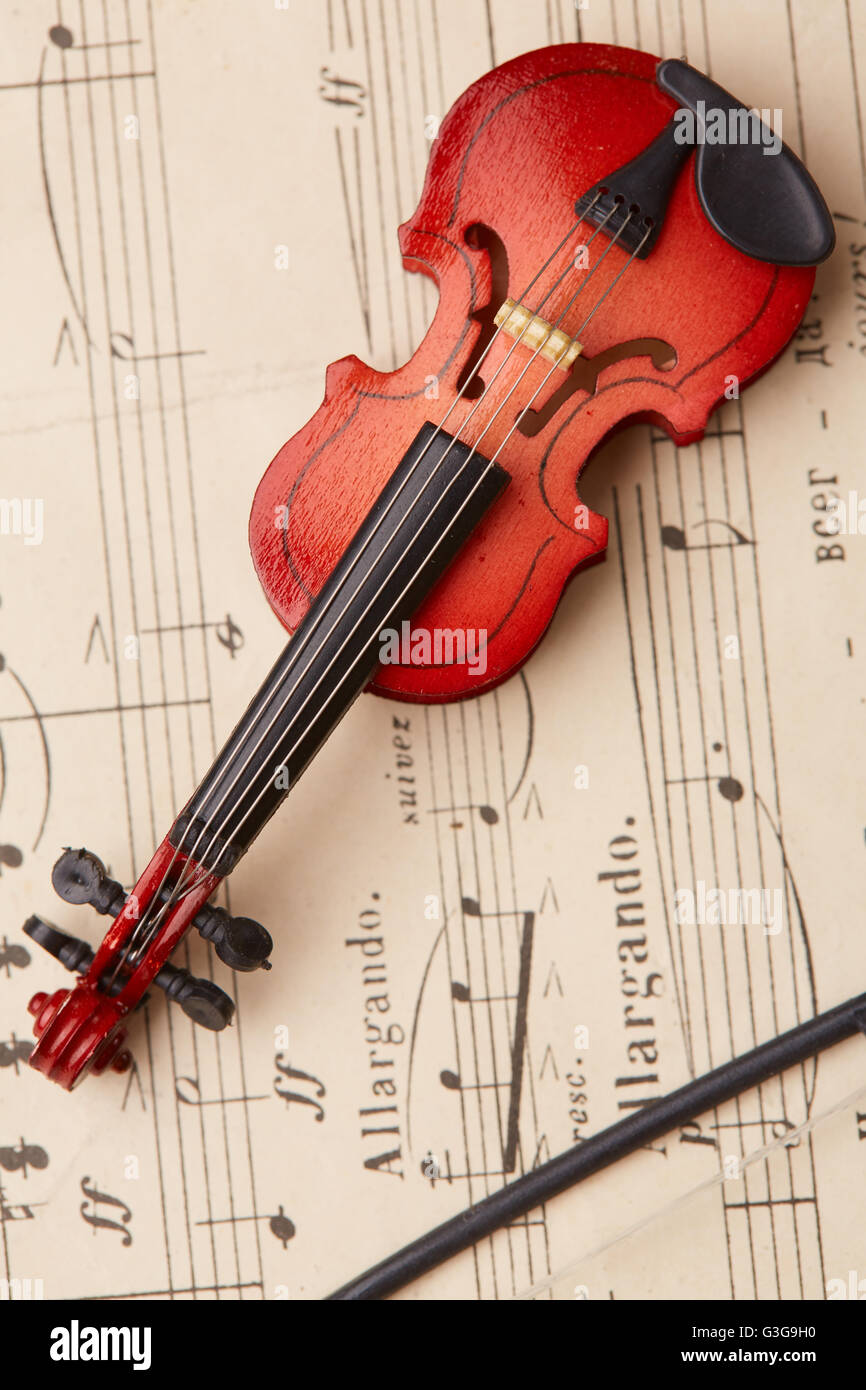 violin on of notes background Stock Photo - Alamy