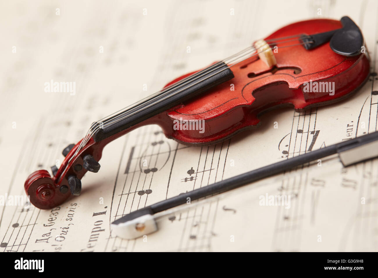 violin on of notes background Stock Photo - Alamy