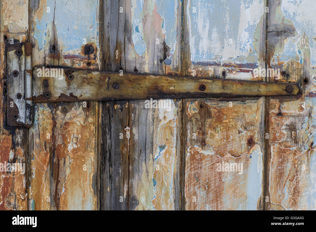 Rusty hinge on an old painted door Stock Photo - Alamy