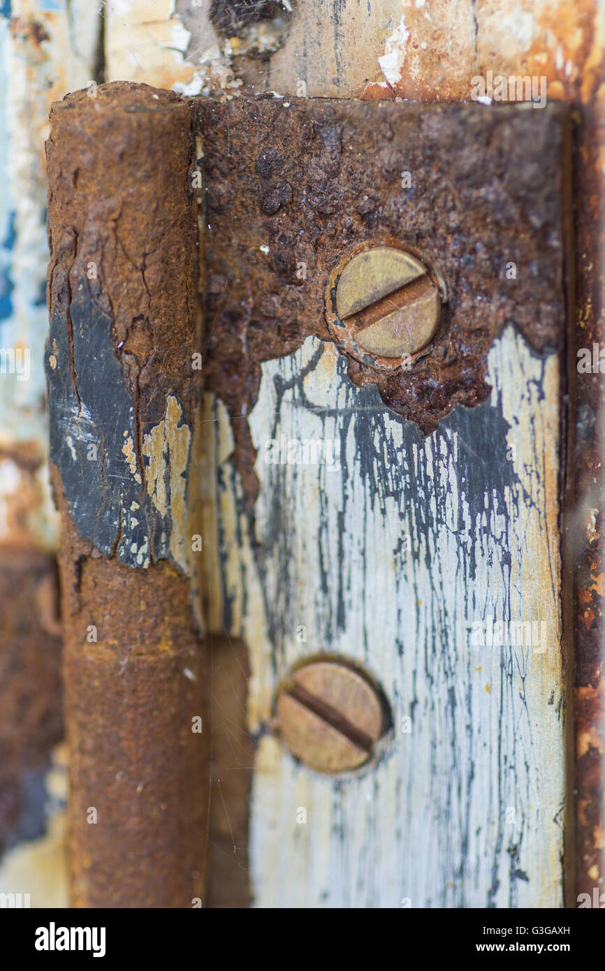 Rusty hinge on an old painted door Stock Photo - Alamy
