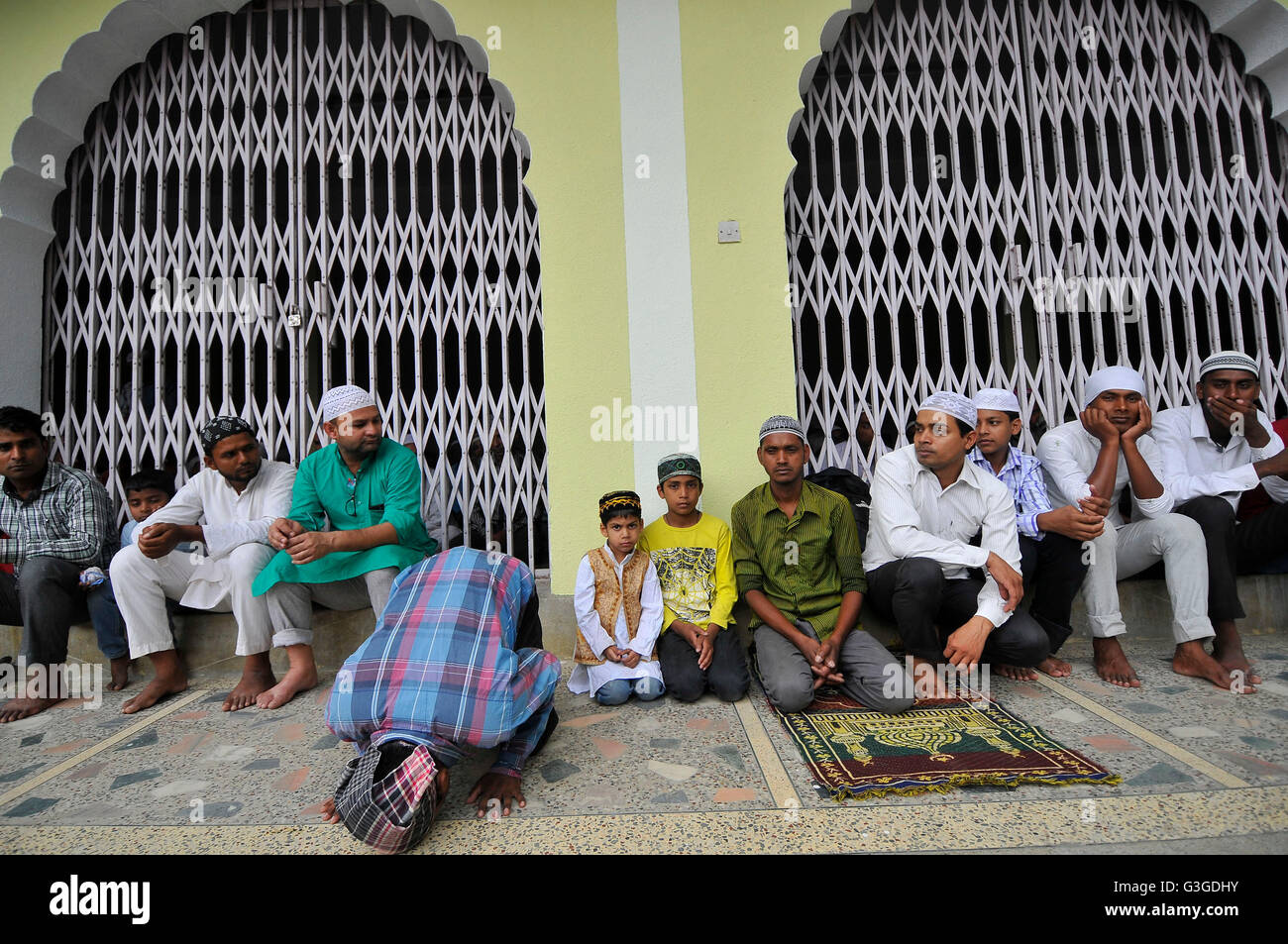 Kathmandu, Nepal. 10th June, 2016. Thousands of Muslims offering ritual ...