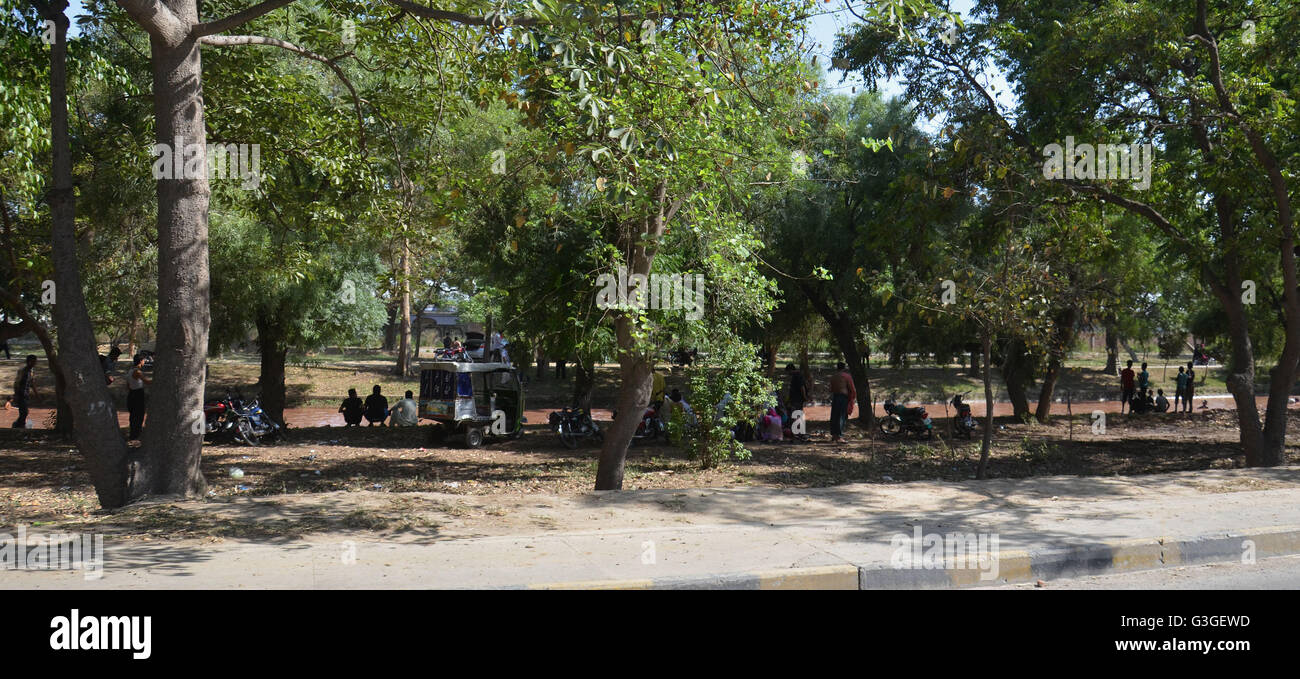 Lahore, Pakistan. 15th May, 2016. A large number of Pakistani people ...