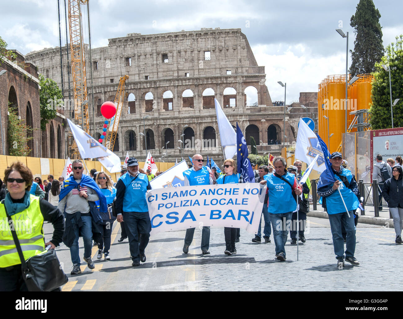 Strike and demonstration of the municipal police in Rome. The city ...