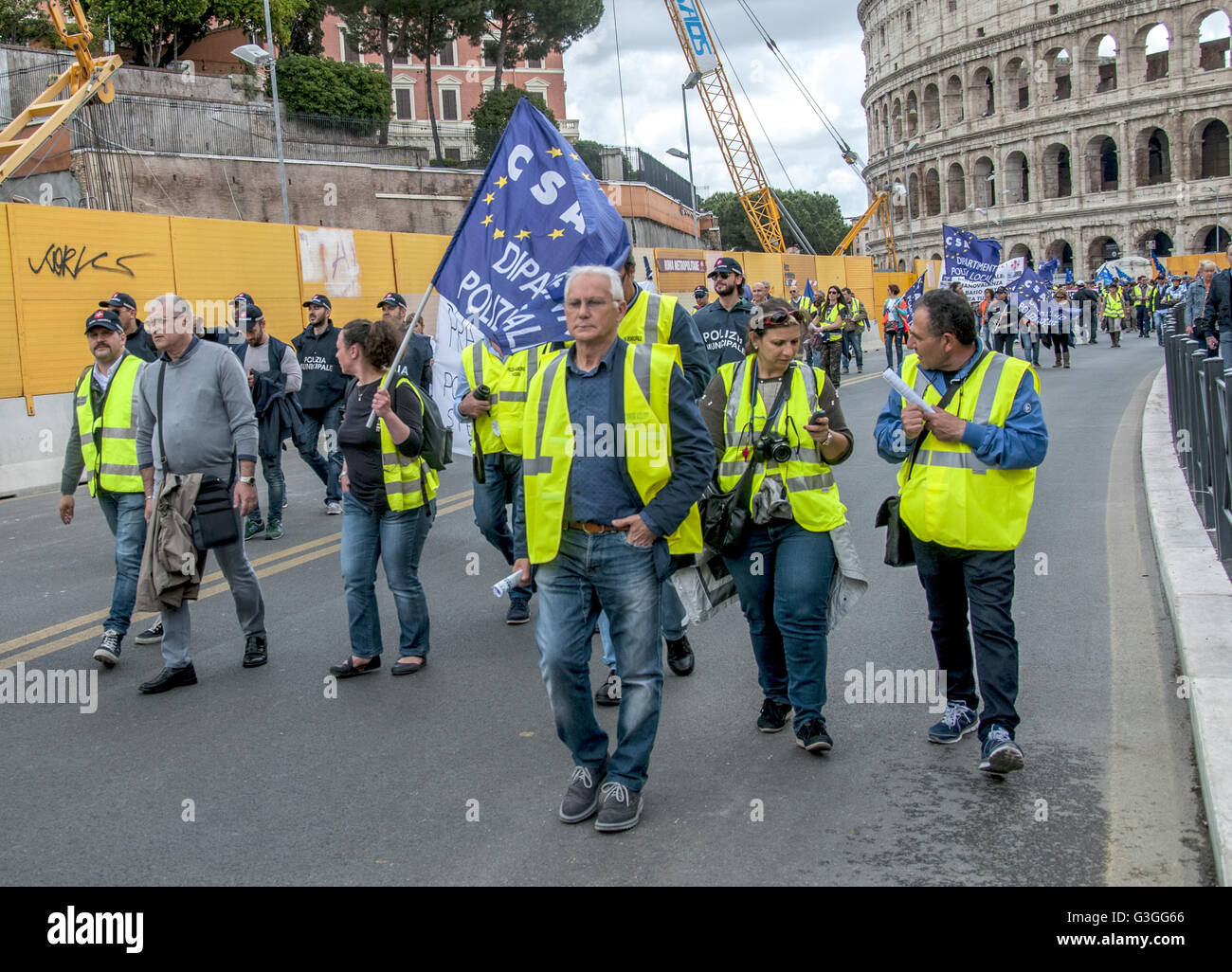 Strike and demonstration of the municipal police in Rome. The city ...