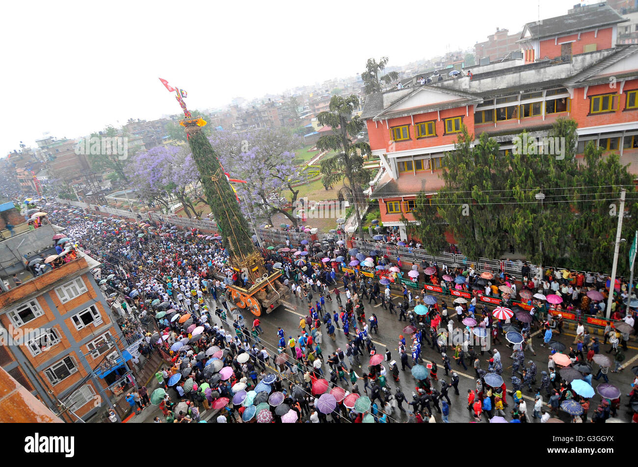 Devotees pulling the Chariot of Rato Machindranath 'God of Rain' on ...