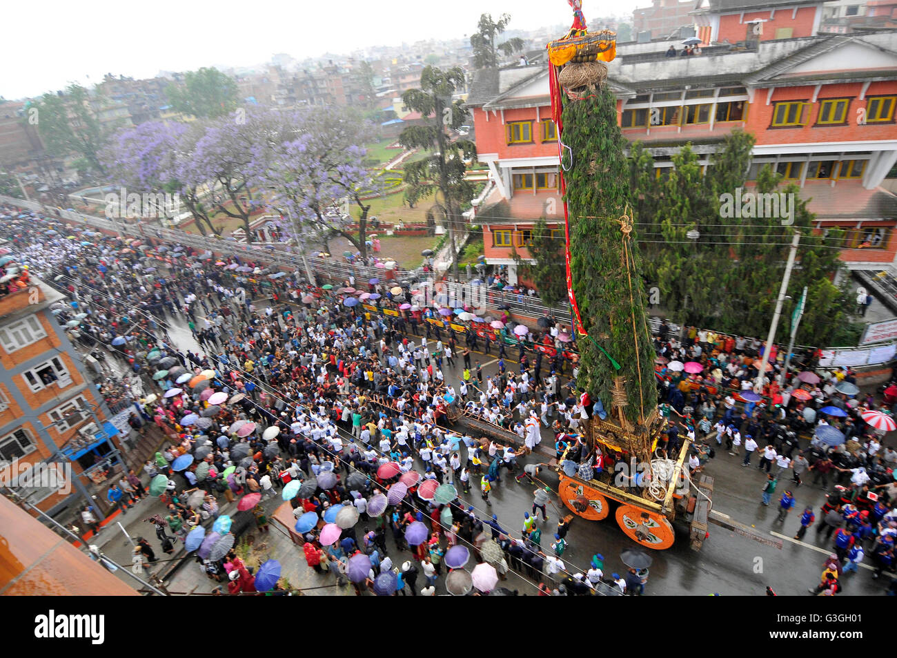 Devotees pulling the Chariot of Rato Machindranath 'God of Rain' on ...