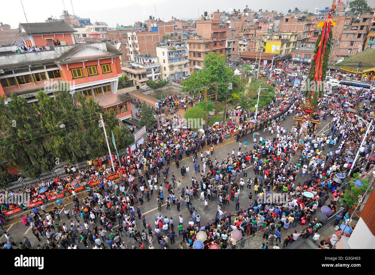 Devotees pulling the Chariot of Rato Machindranath 'God of Rain' on ...