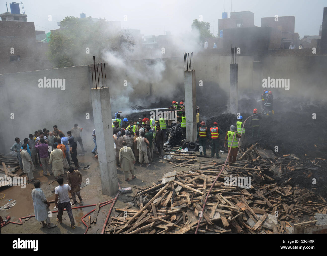 Lahore, Pakistan. 08th May, 2016. Pakistani firefighters extinguishing ...