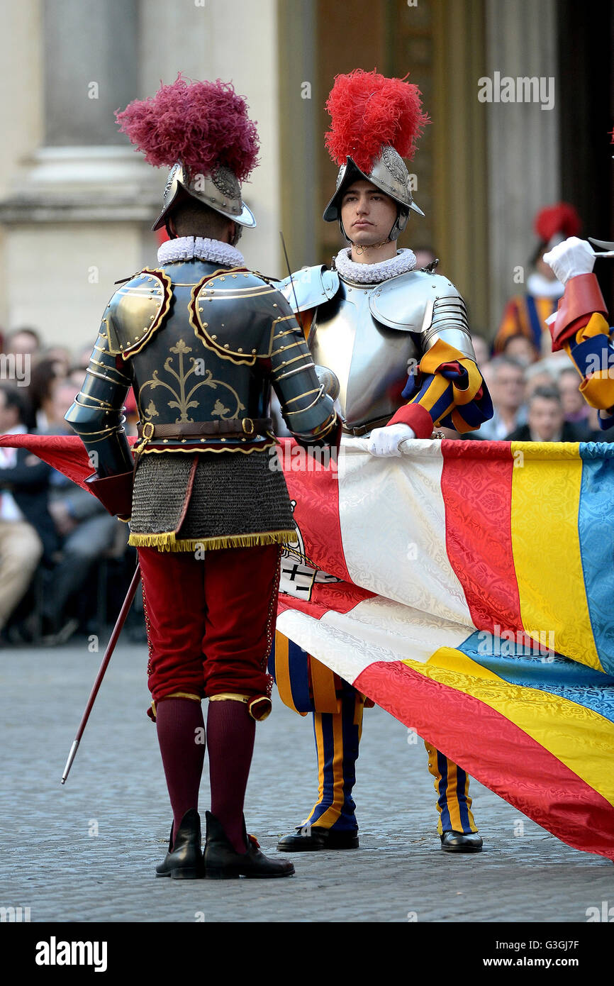 In front of their families, the 23 new Swiss Guards took the oath in ...