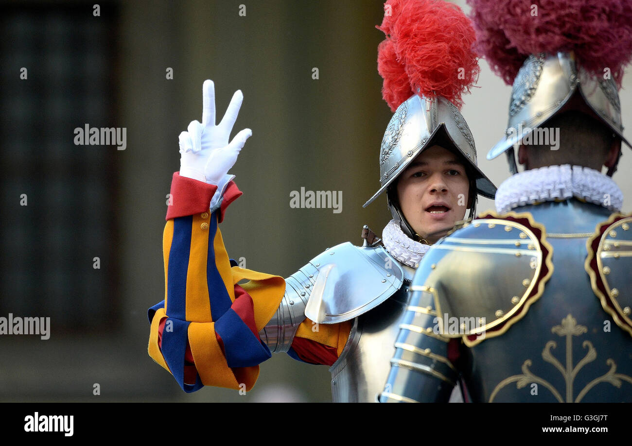 In front of their families, the 23 new Swiss Guards took the oath in ...