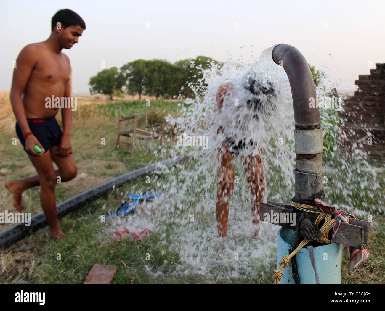 Allahabad, India. 05th May, 2016. Indian taking a bath in a tube well ...