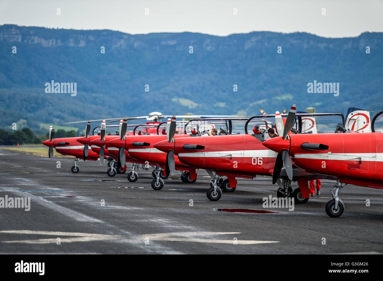 Royal australian air roulettes aerobatic hi-res stock photography and ...