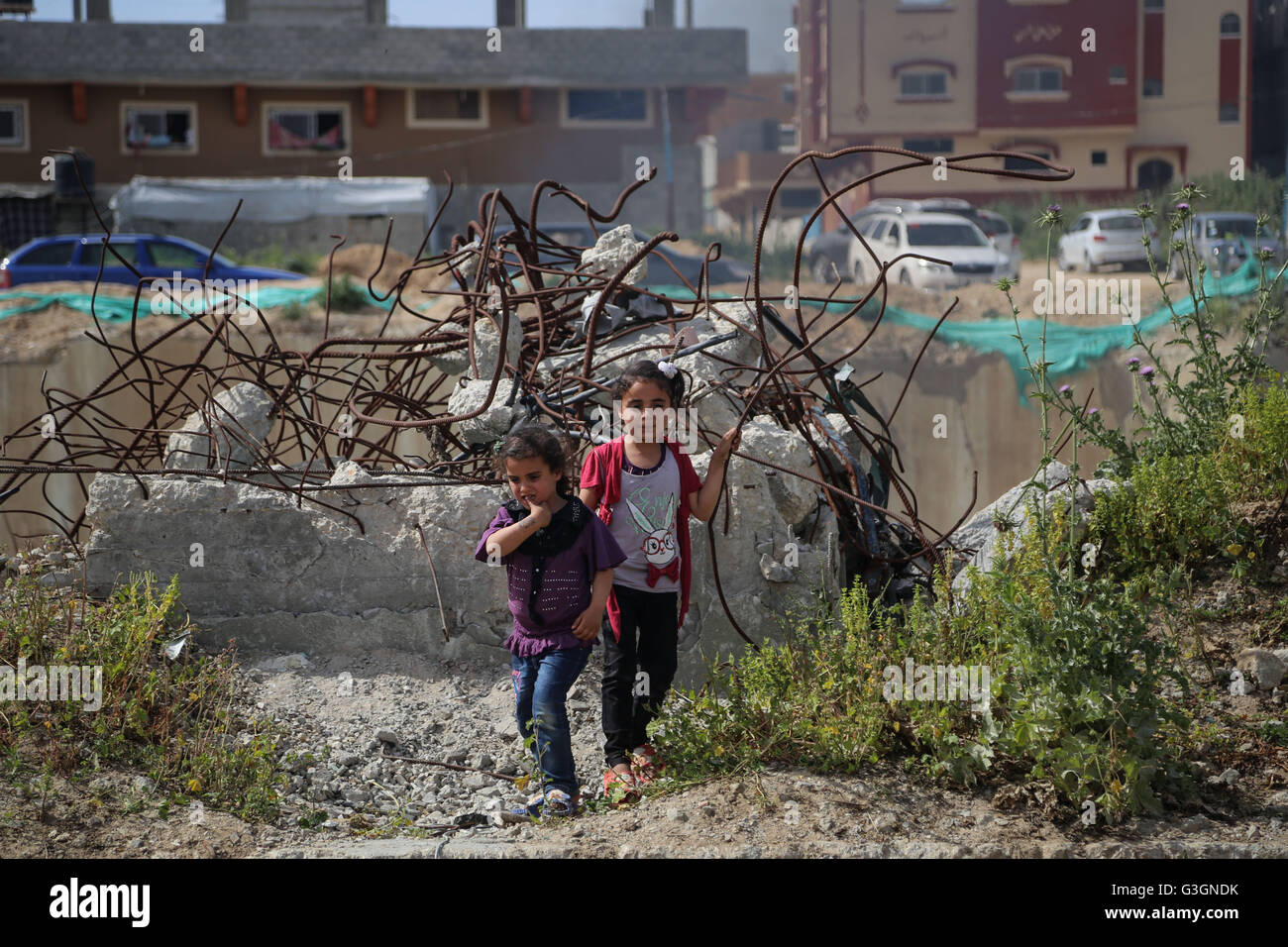 Gaza, Gaza. 24th Mar, 2016. Palestinian children are planting roses and ...