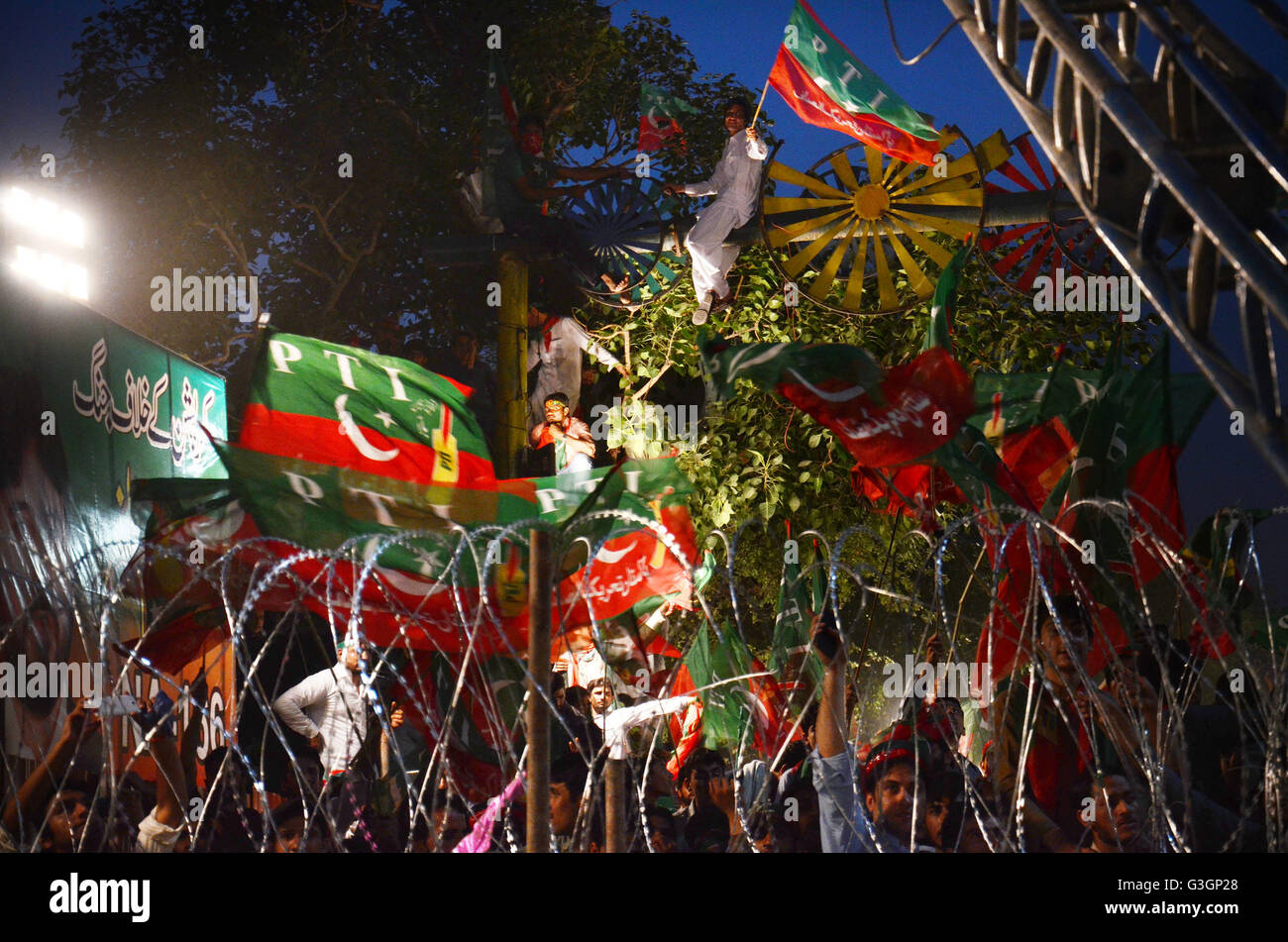 Supporters of Opposition and political party Pakistan Tehreek-e-Insaf ...