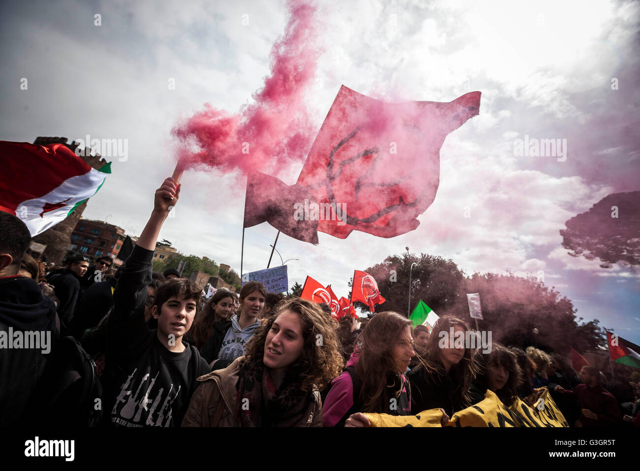 Rome, Italy. 25th Apr, 2016. Italian partisans attend a rally to ...