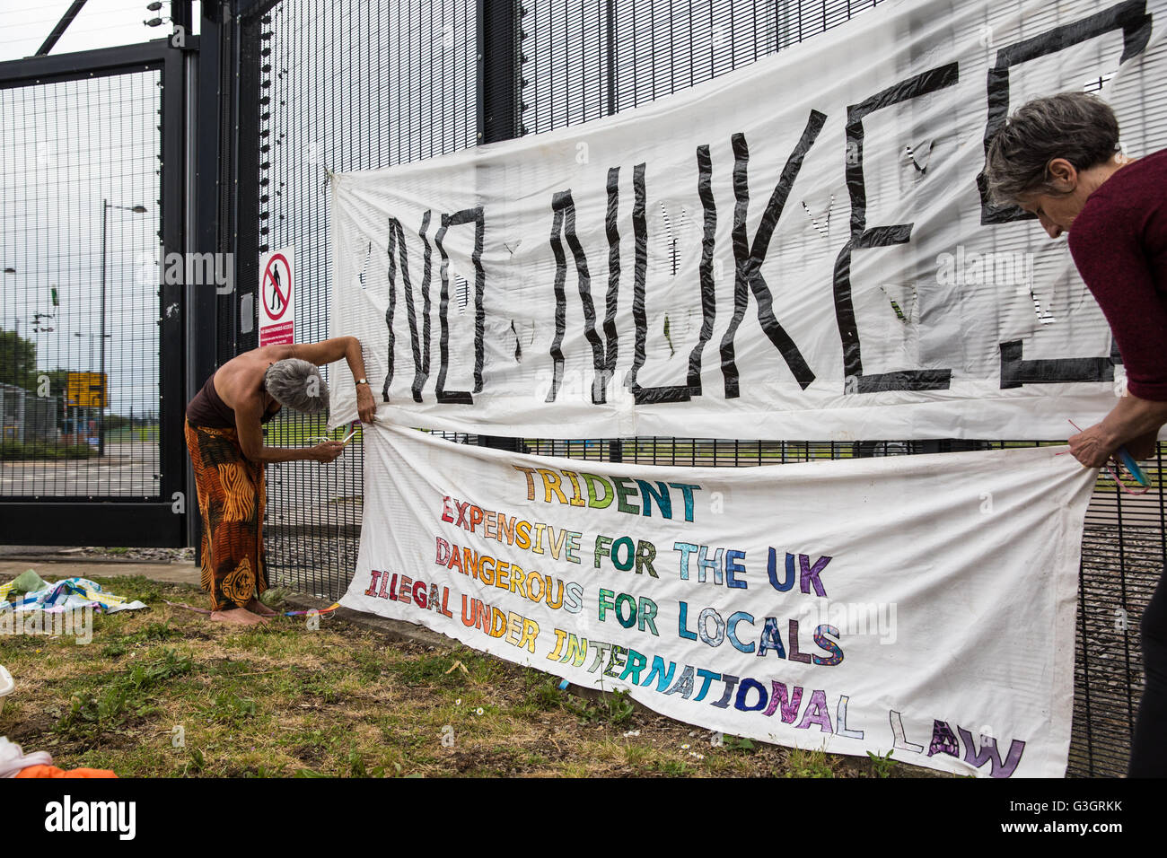 Burghfield, UK. 11th June, 2016. Ex-Greenham Common peace campaigners ...
