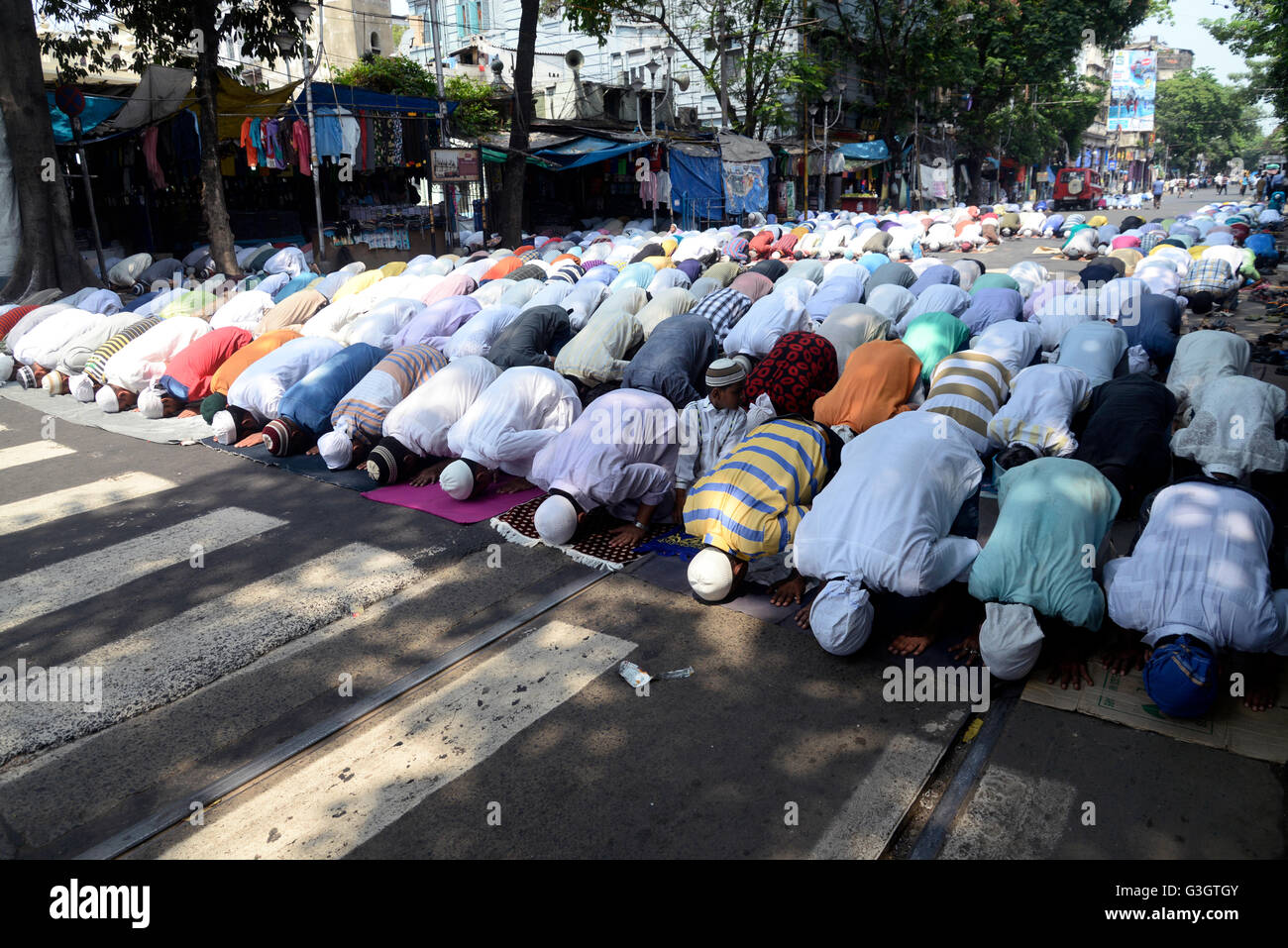 Kolkata, India. 10th June, 2016. Muslims gather for first Jumu'ah ...