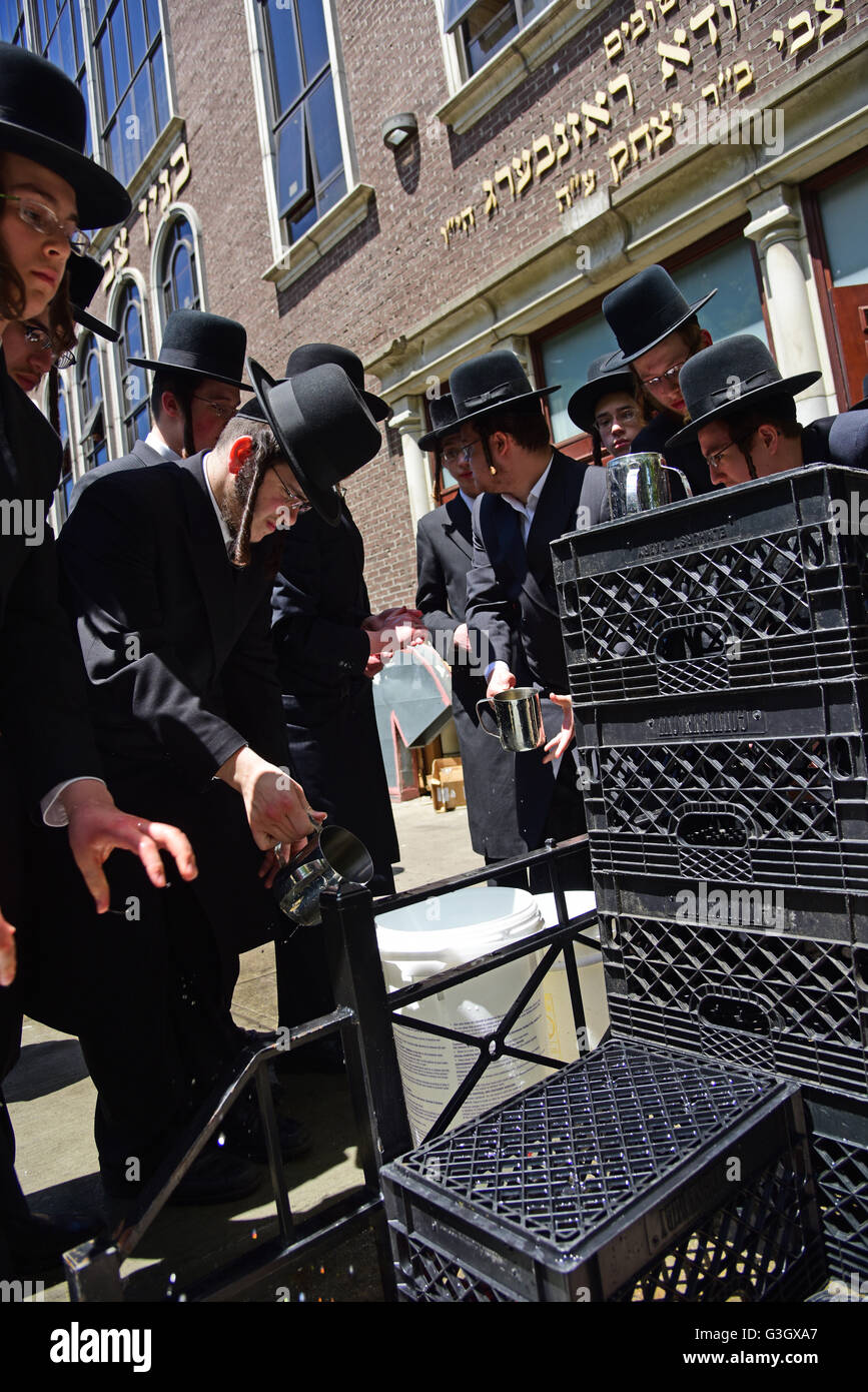 Ritual hand washing hi-res stock photography and images - Alamy