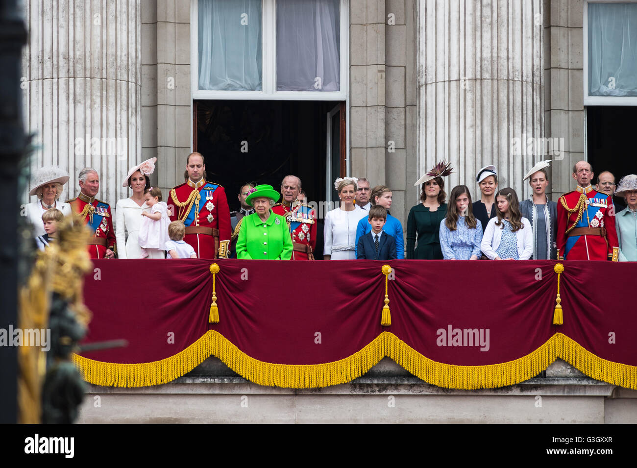 Queen elizabeth 90th birthday balcony hi-res stock photography and ...