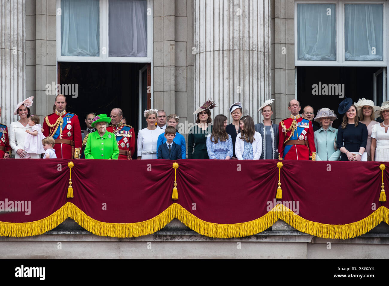 Queen elizabeth 90th birthday balcony hi-res stock photography and ...